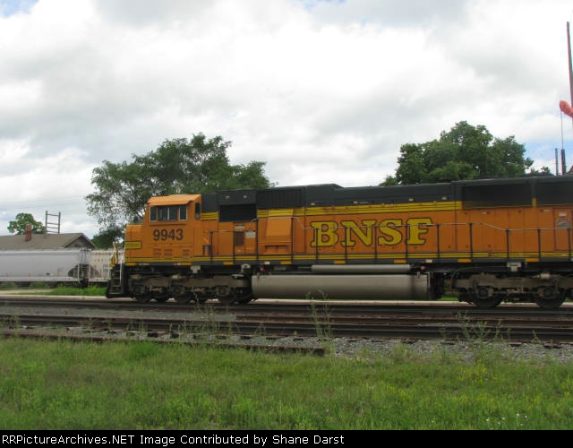 BNSF 9943 on CP #811 in Winona, MN. on 6/23/2010.